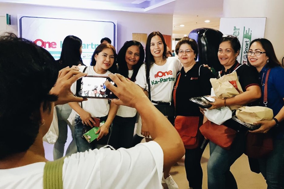 Two PLDT-Smart load sellers in Luzon now millionaires