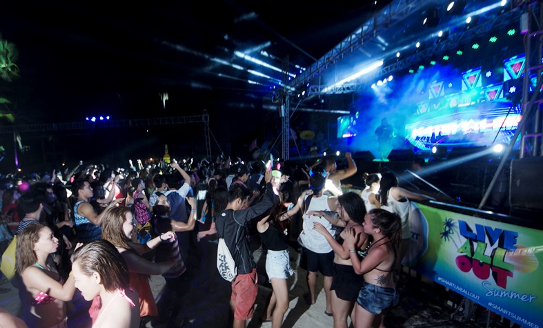 Smart hosts Davao’s biggest, most colorful beach party