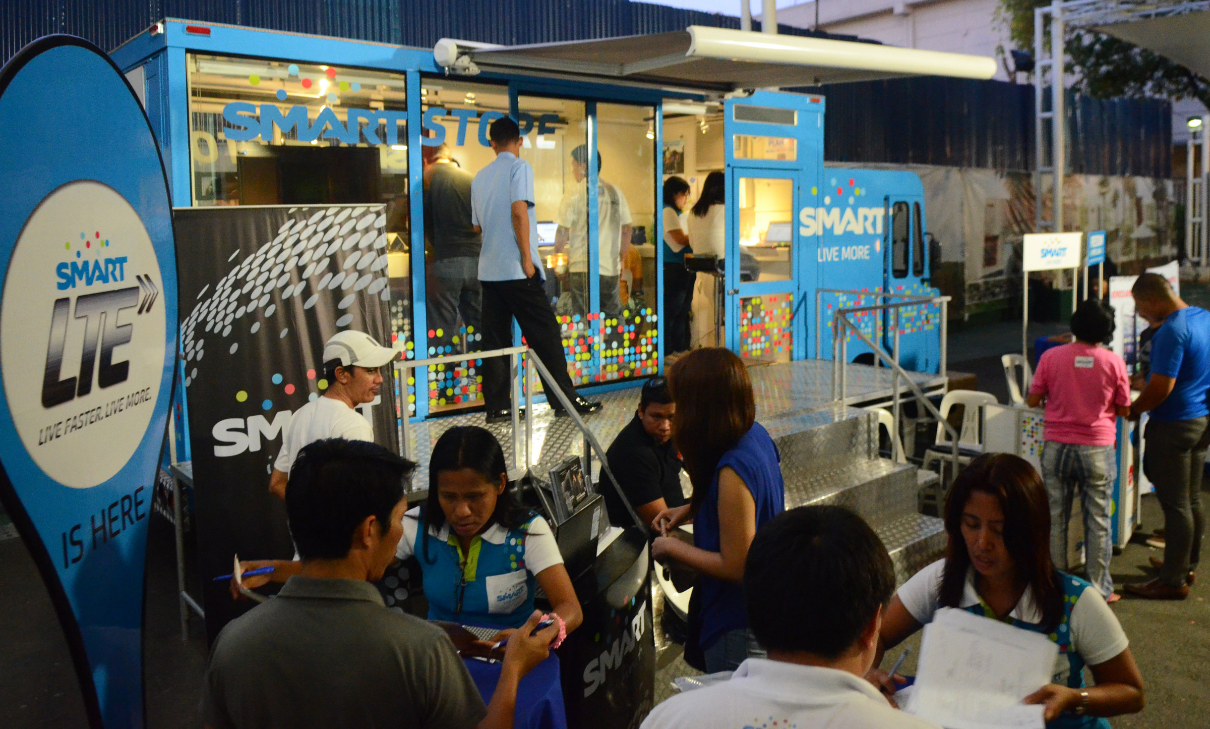 Smart Store on Wheels visits Kapamilya network